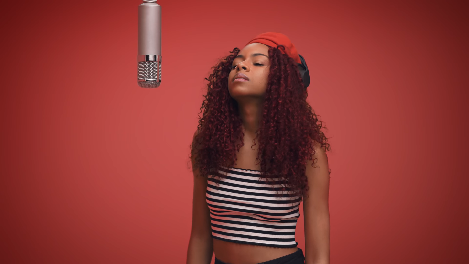 Ravyn Lenae Offer a rendition of her single “Sticky” at COLORS Studios ...
